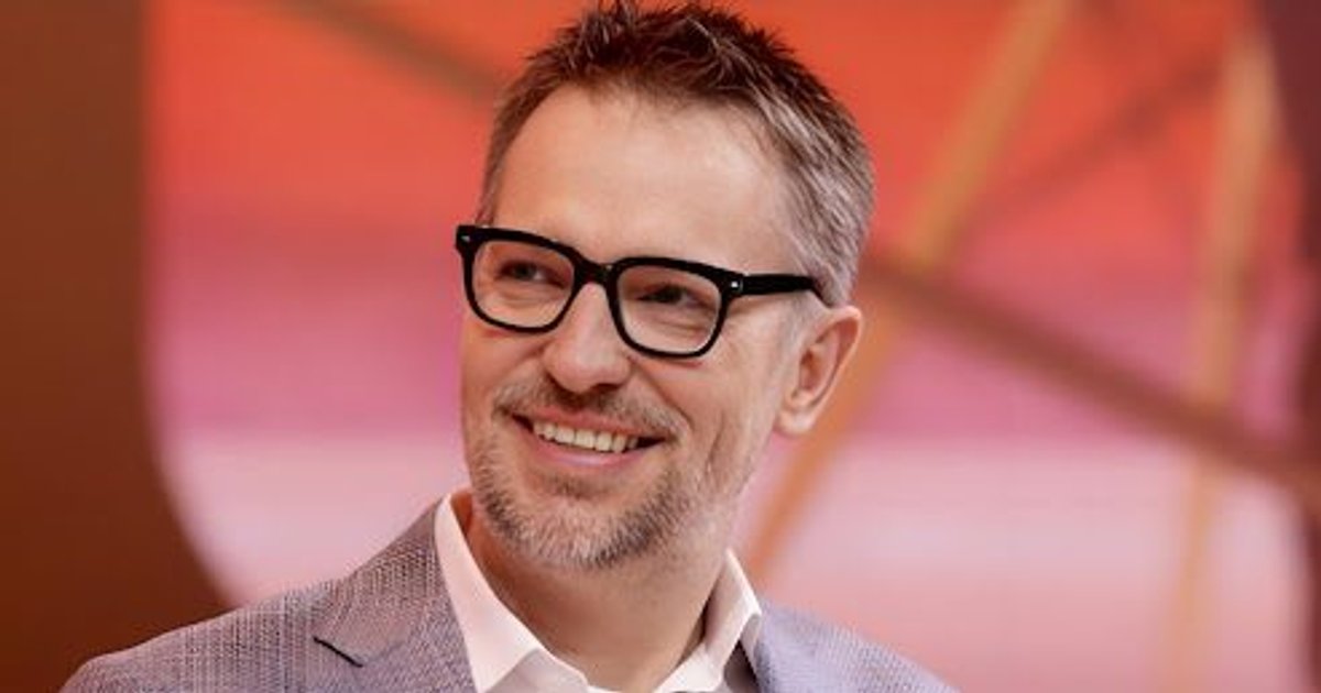 Why Does LinkedIn CEO Ryan Roslansky Push for AI Skills? | Business ...