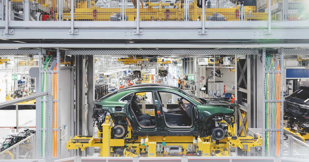 How They Produce Multiple Drive-Types at Porsche Leipzig ...