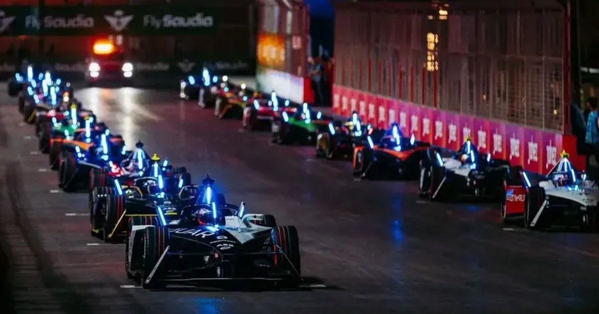 PIT BOOST: Formula E's Game-Changing Race Innovation | EV Magazine