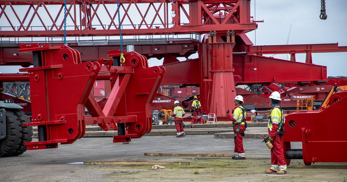 Mammoet Building World’s Largest Land-Based Crane | Construction Digital
