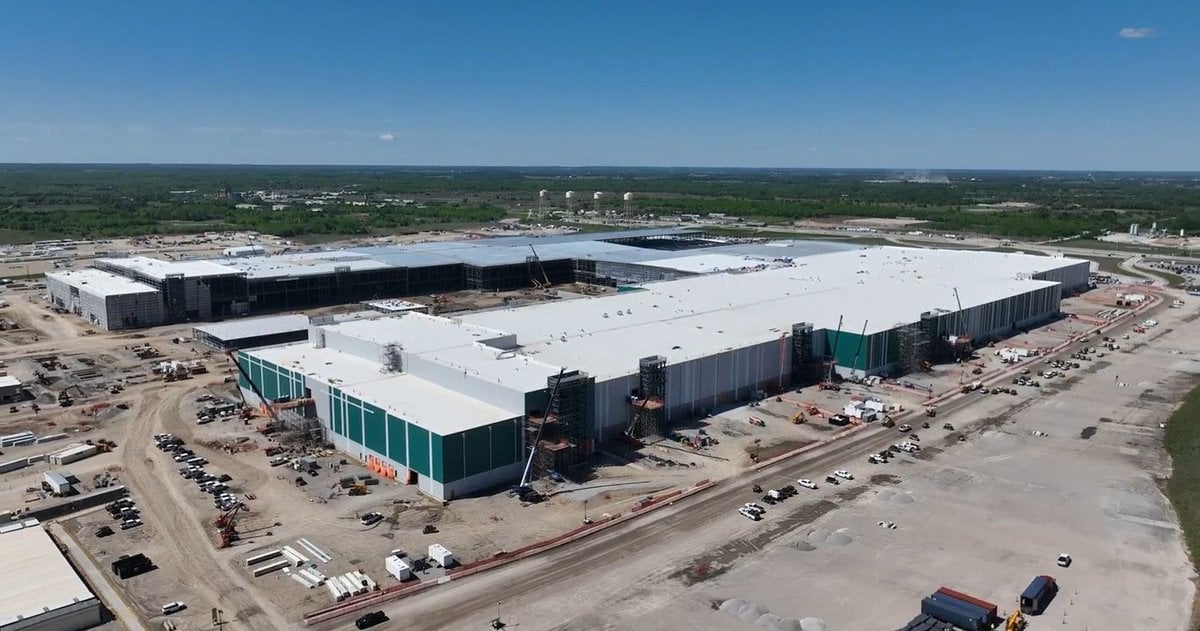 Electrification: Inside Panasonic's New US EV Battery Plant ...