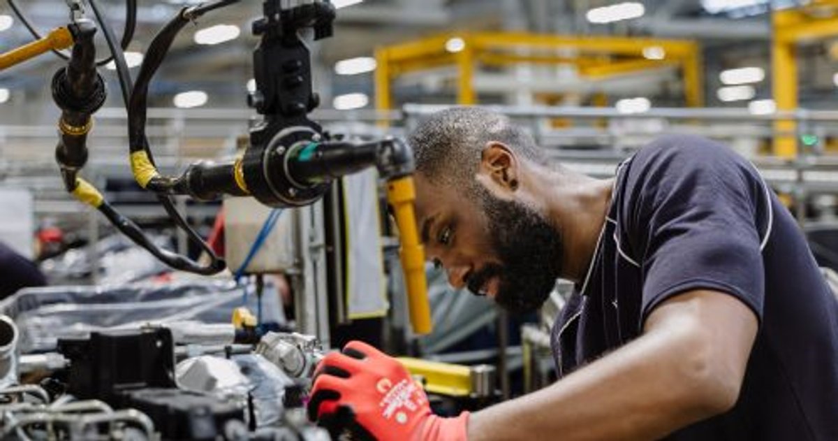 Electrification Skills Are Key as JLR Retrains its Workforce | EV Magazine