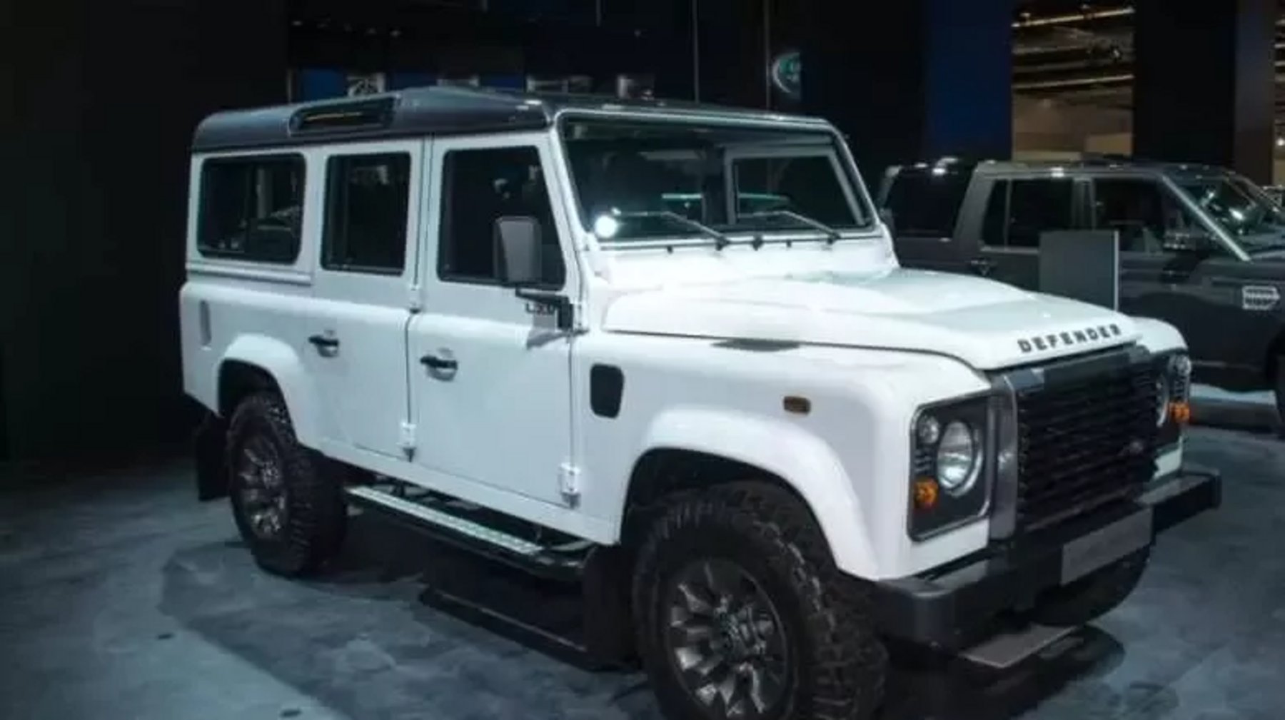 How the iconic (soon to be discontinued) Land Rover Defender is made ...