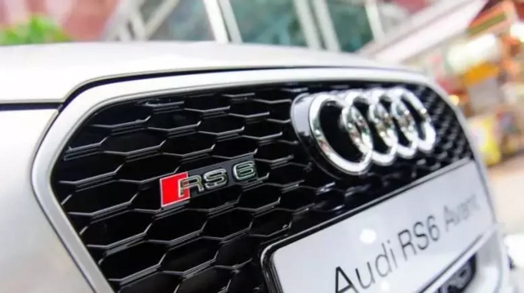 Robots and humans work side by side at Audi in an industry first ...