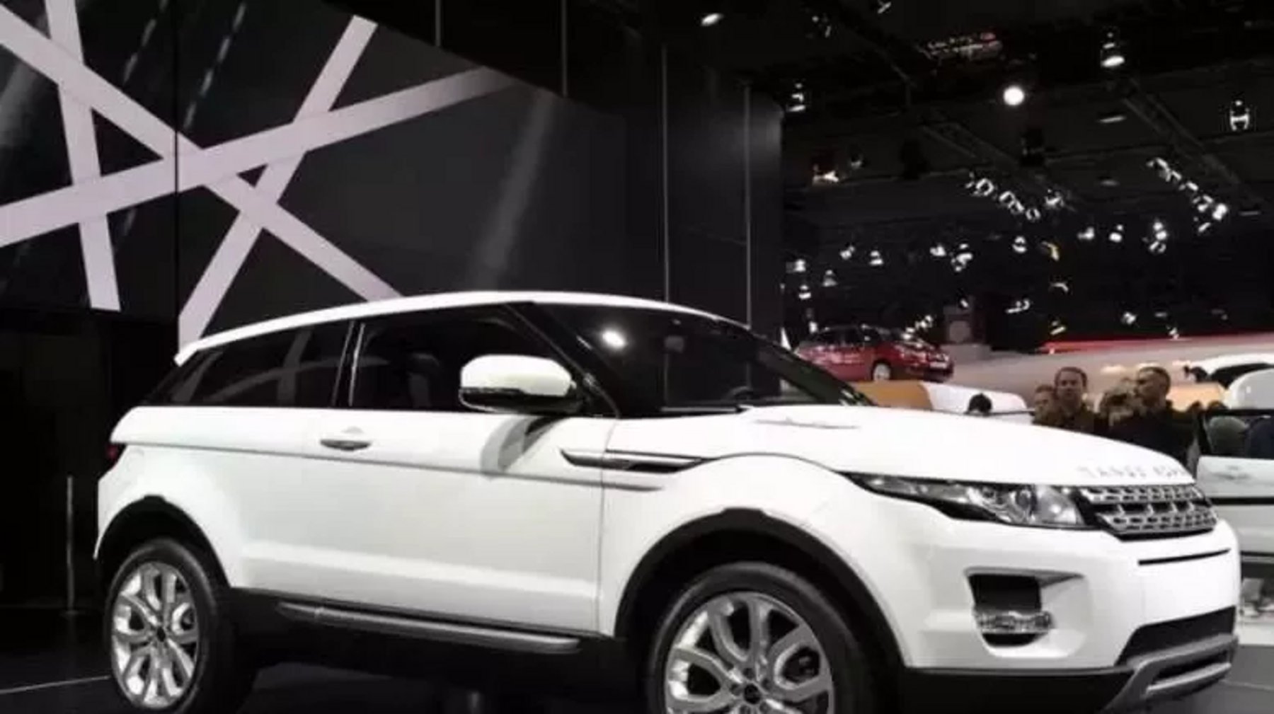 Jaguar Land Rover unveils new windshield display technology ...