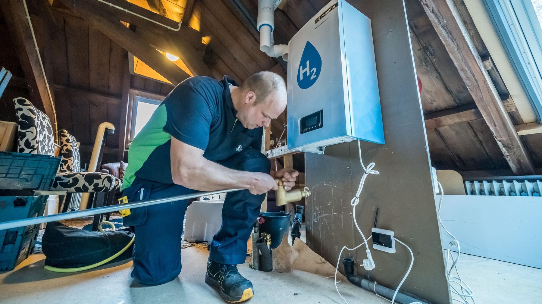 Hydrogen boilers heat homes in first-ever pilot programme ...