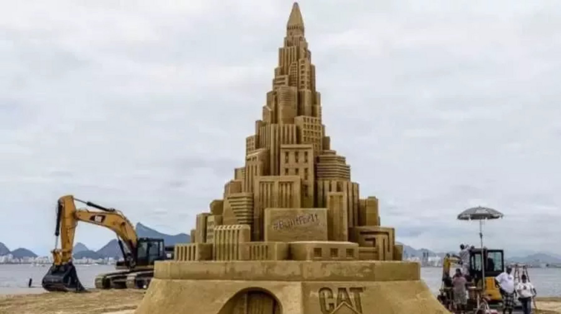 [VIDEO] Watch Caterpillar Build the World's Tallest Sand Castle ...