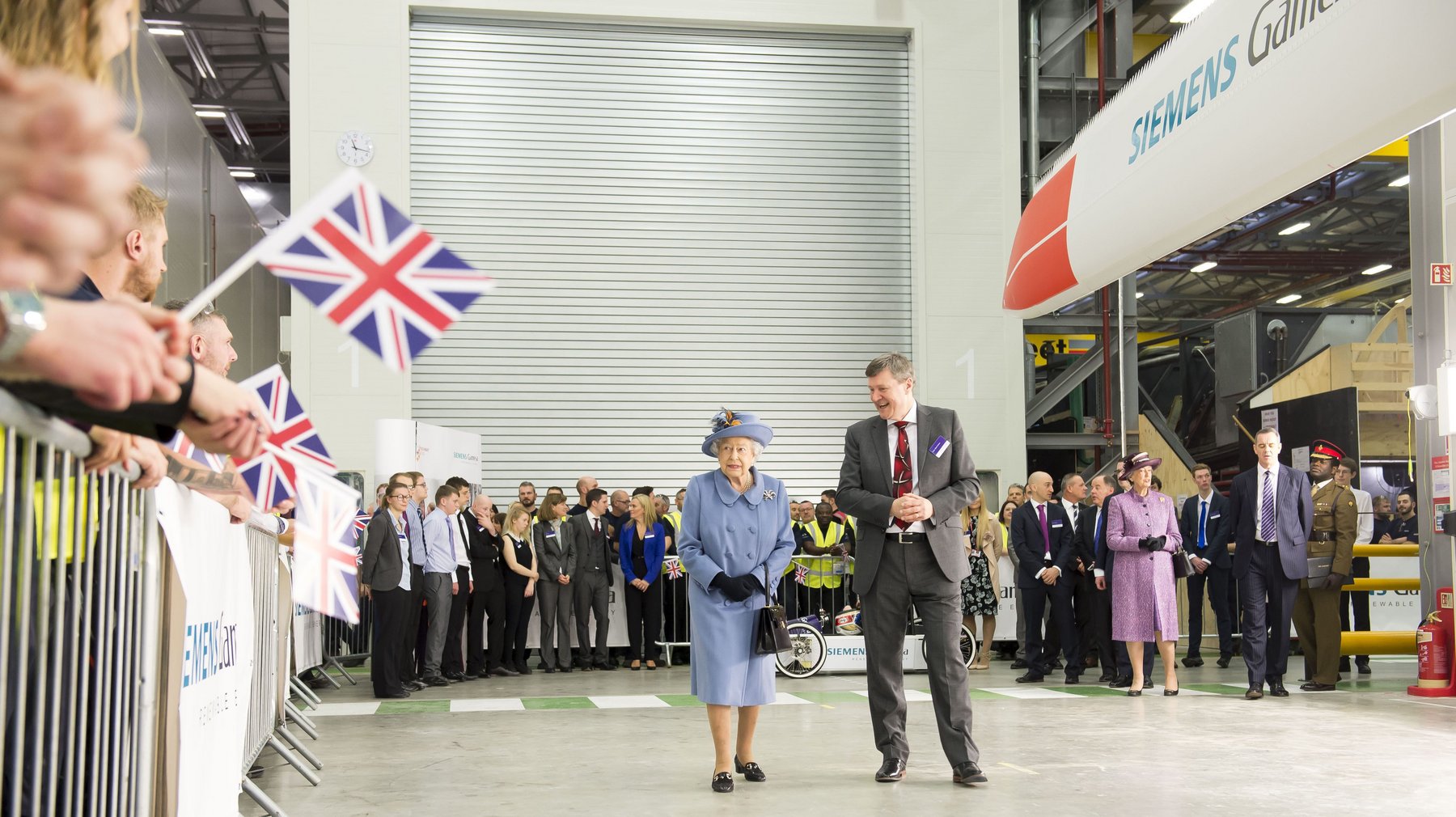 Queen visits turbine manufacturing facility in Hull | Energy Magazine