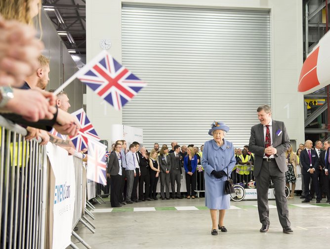 Queen visits turbine manufacturing facility in Hull | Energy Magazine