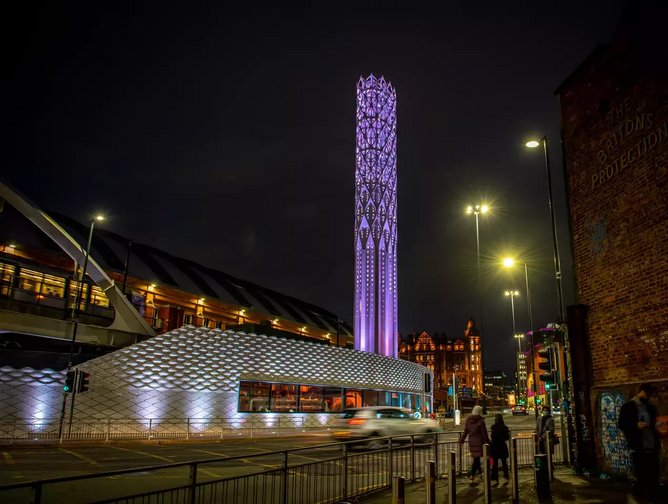 Manchester landmark shines light on low carbon heat network ...