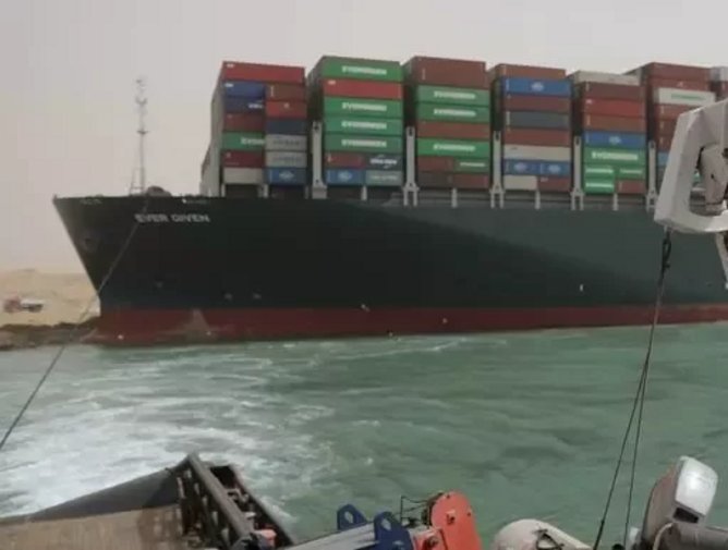 Suez: Navigation of vital shipping lane suspended | Supply Chain Magazine