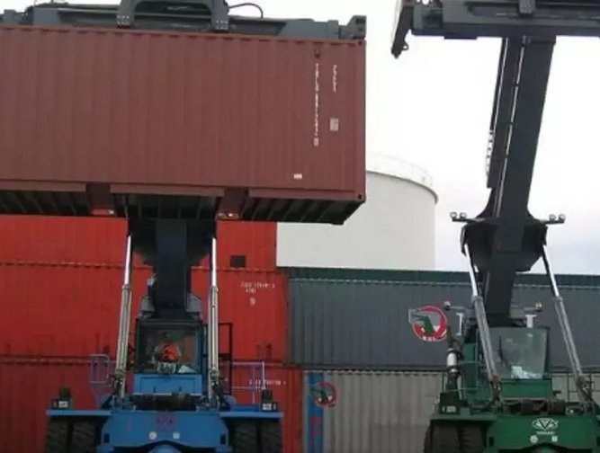 World's first hybrid reach stacker comes to the UK | Supply Chain Magazine