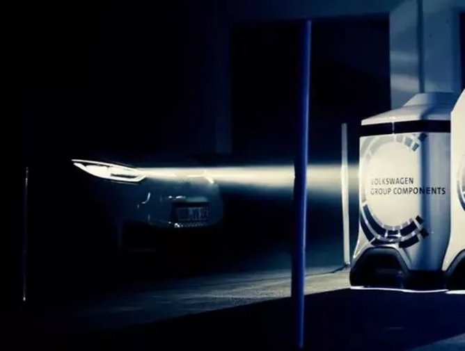 Volkswagen presents its mobile charging robot prototypes ...